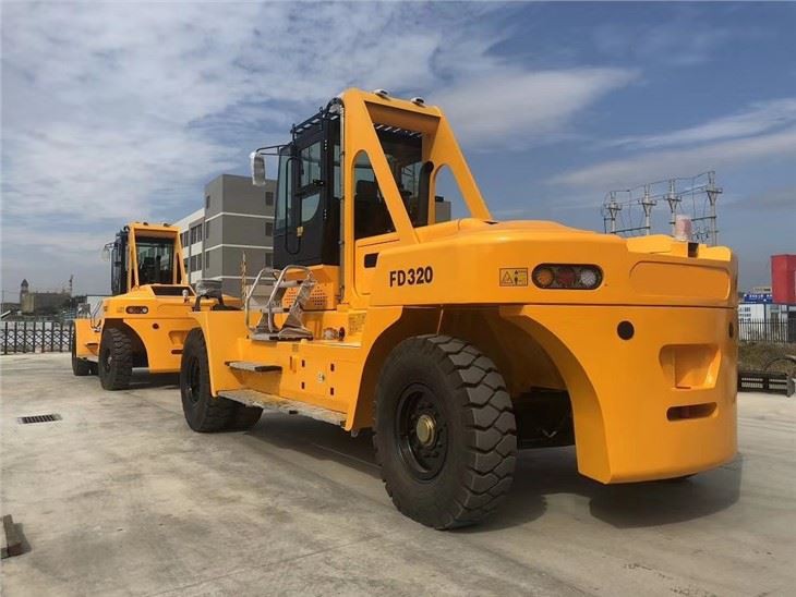 China Customized Heavy Lift Truck 32 Ton For Container Loading And ...